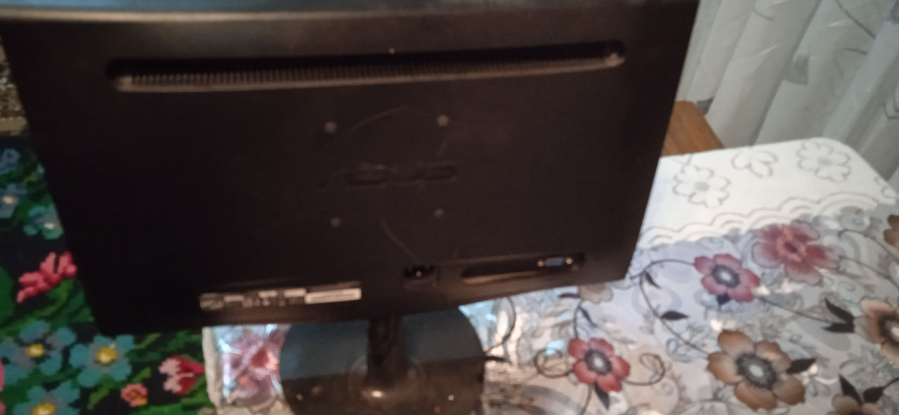 Se vinde compiuter împreună cu monitor
