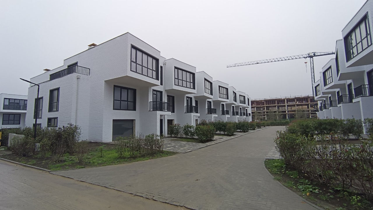 De la Proprietar: Townhouse de colt, Complex Hora Village