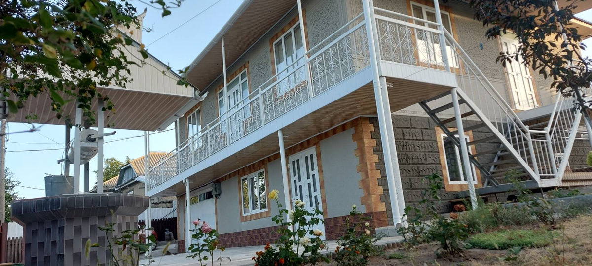 Casa la sol cu 2 etaje