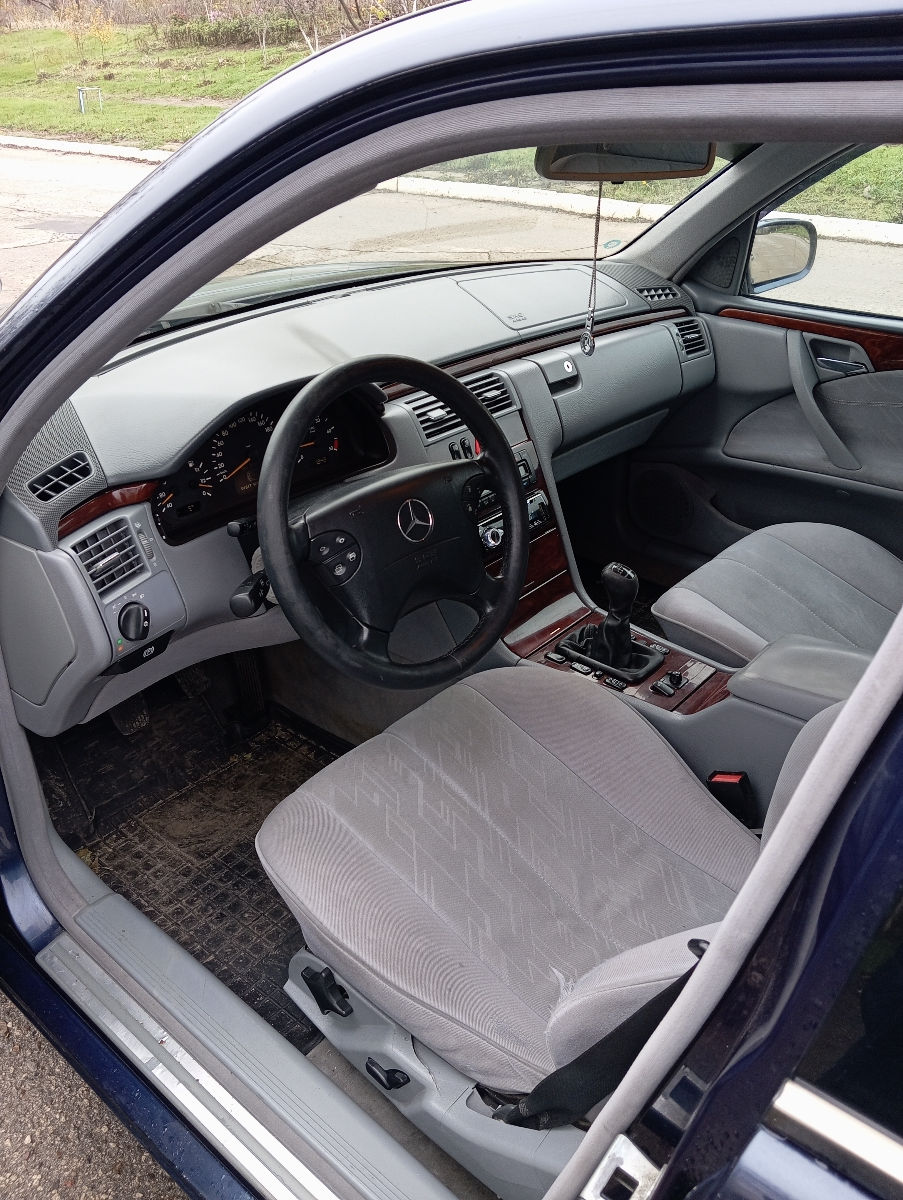 Mercedes E-Class an. 1999 cu rulaj 570000 km, Diesel, 2700