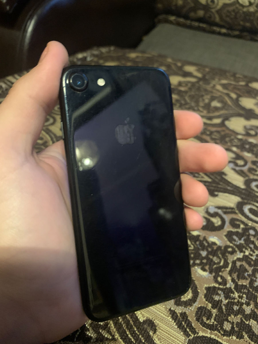 VAND IPHONE 7 seria noua cu sticla pe spate negru 32 gb totul original nimic schimbat in el2500 lei