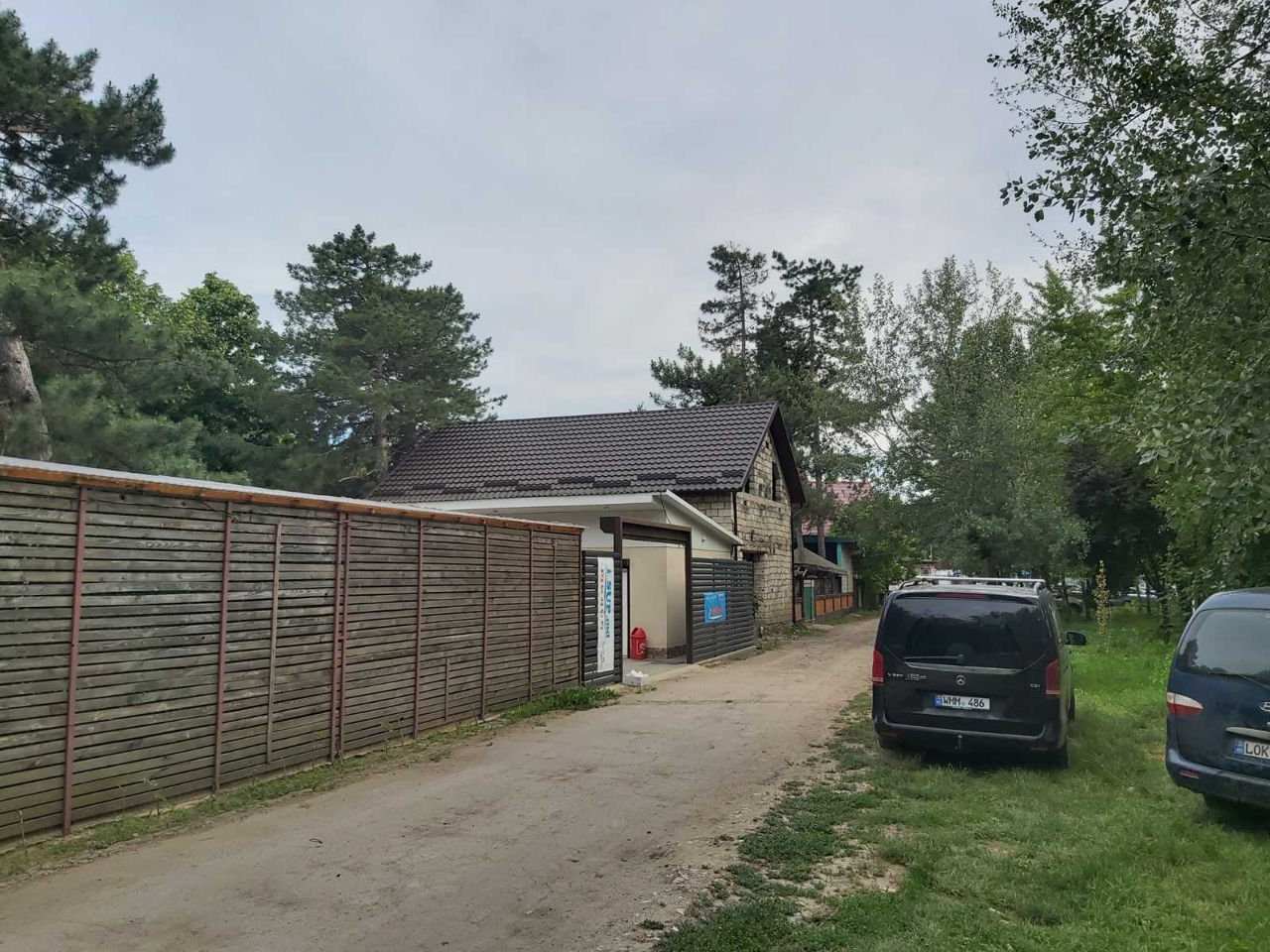 Se vinde imobil cu 2 nivele situat pe prima linie a plajei din Parcul Nistrean