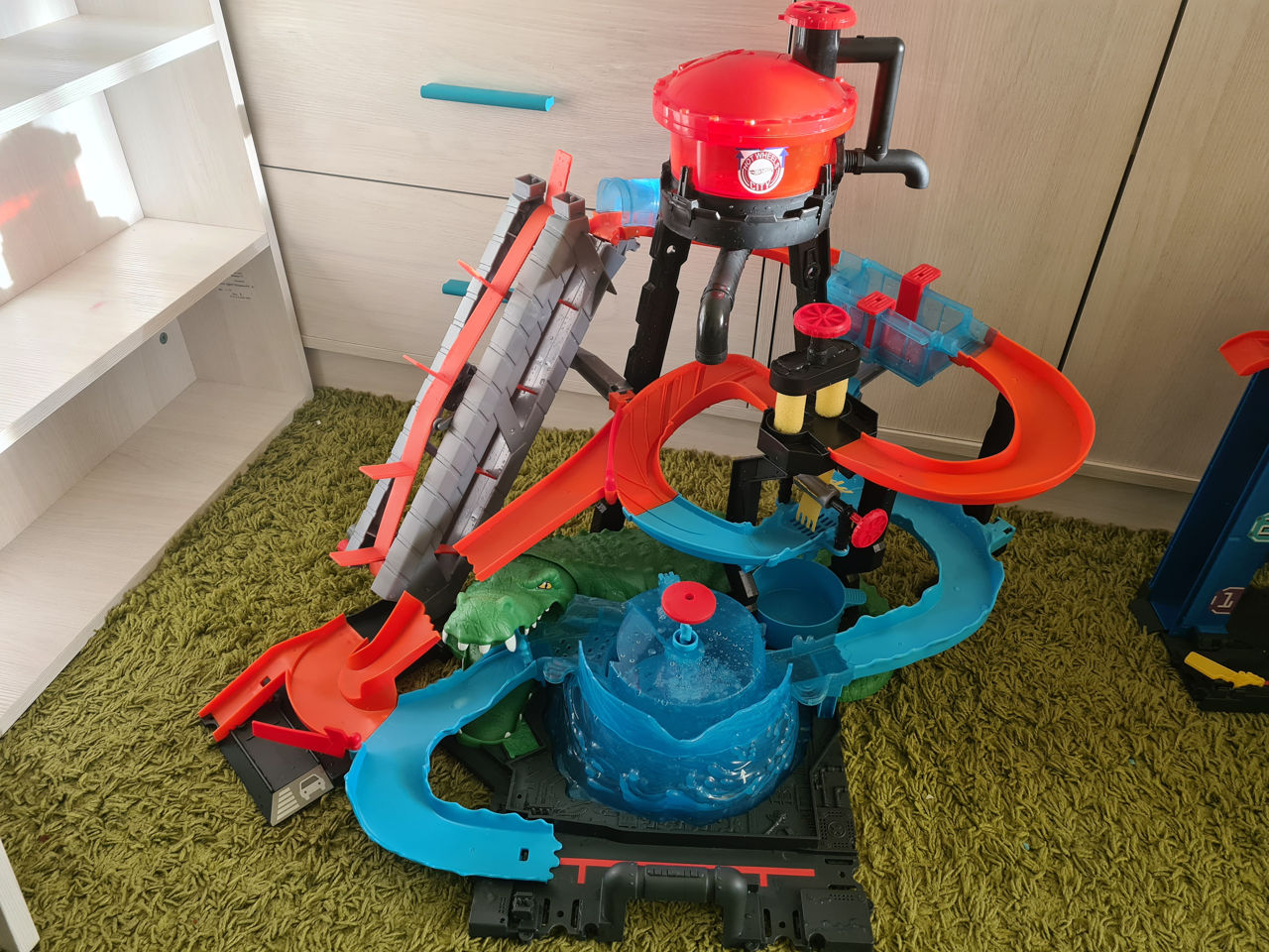 Hot wheels автомойка с крокодилом