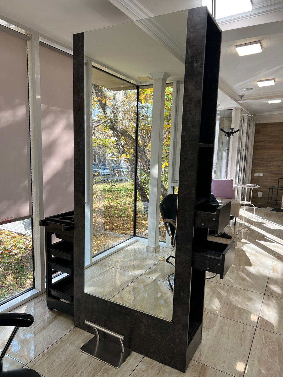 Mobilier cu oglinda pentru salon de frumusețe