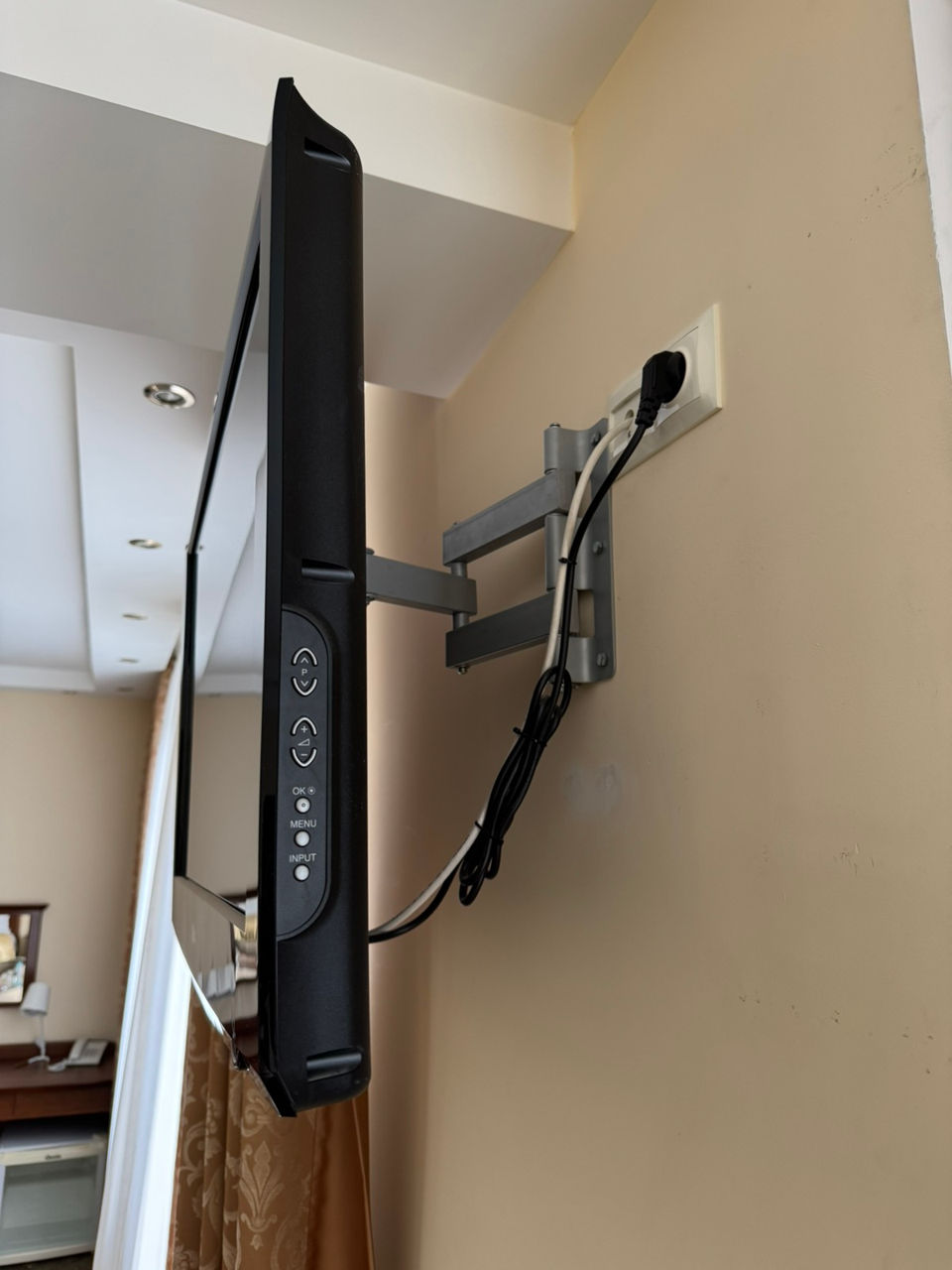 Televizoare de model LG dimensiune 80 cm / 52 cm; Philips dimensiune 80 ...