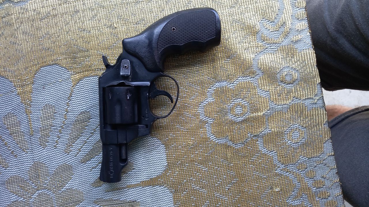 Pistol cu cartuse oarbe.