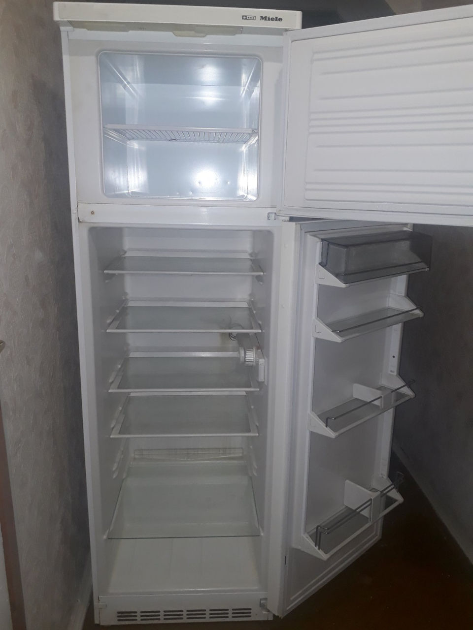 Frigider la piese miele 650