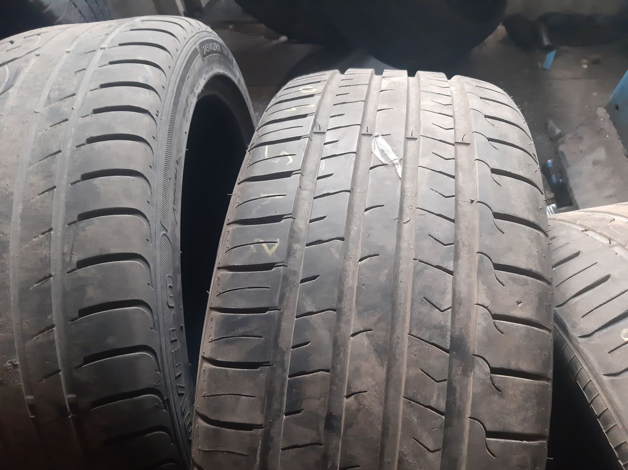 275 35 r18 o bucata 245 40 r18 doua bucati. toate sunt diferite ...