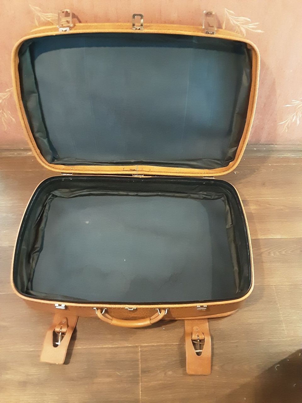 Продам чемодан - 100 л