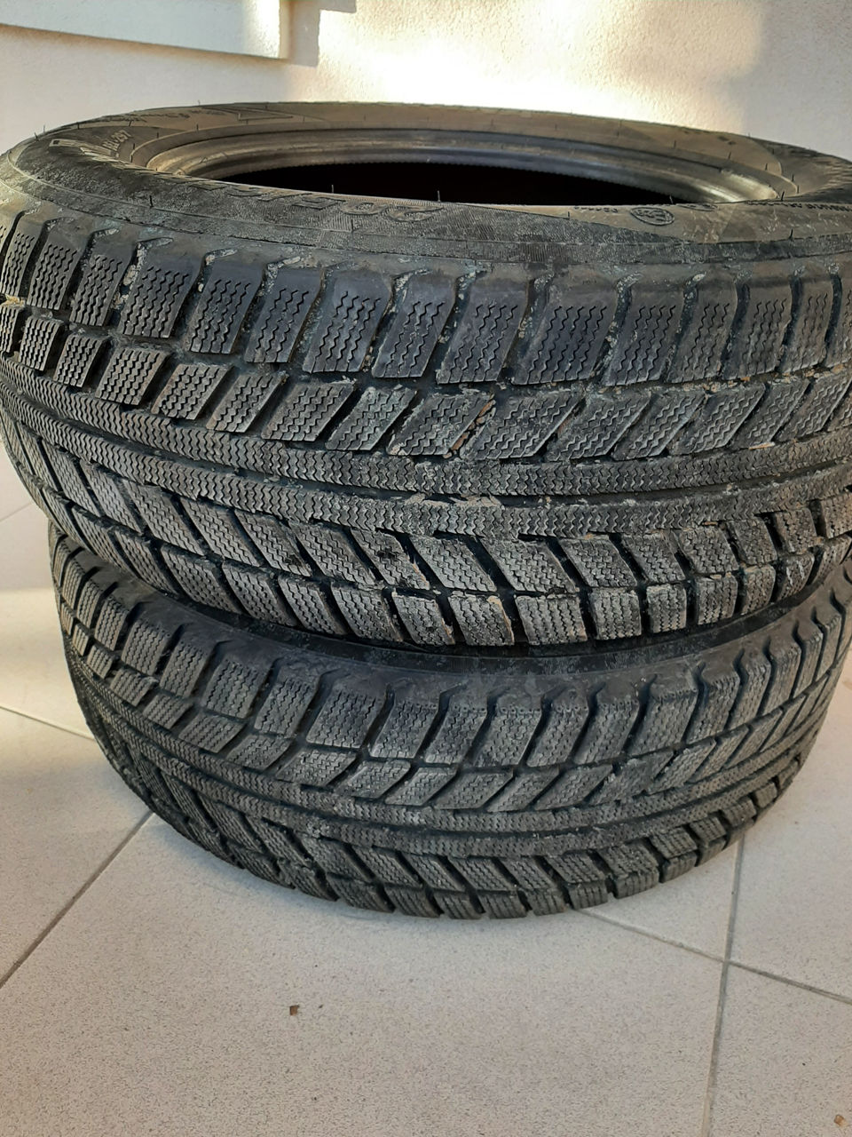 Se vinde 2 Cauciucuri 205/65/R15.1300 lei