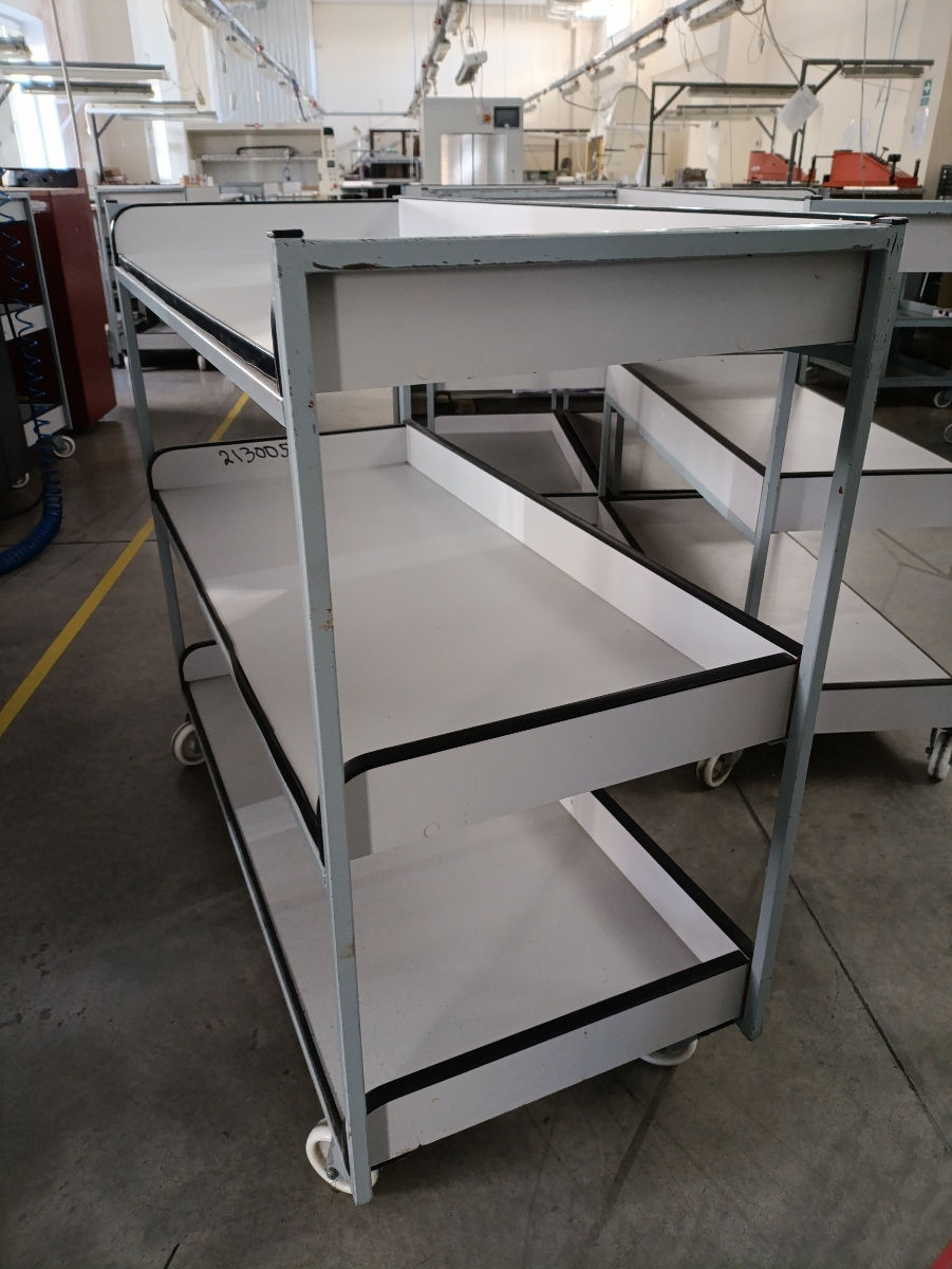 Cărucioare pe roți cu rafturi