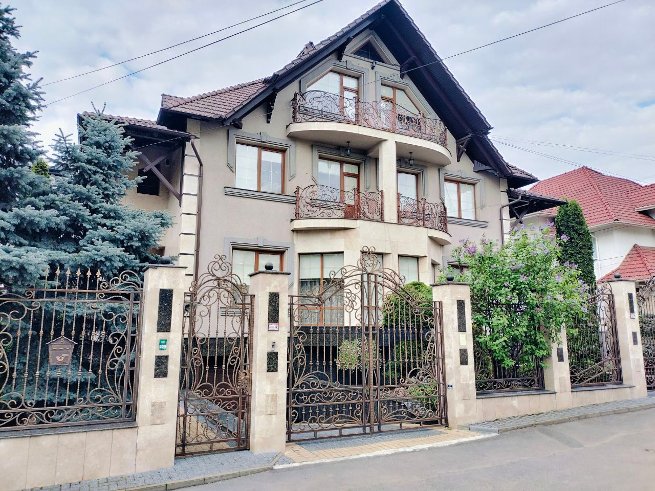 Casă spre chirie cu 4 camere, 360 m2 în Chișinău, Râșcani