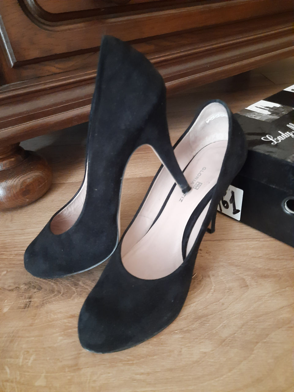 Pantofii sunt procurați din Spania