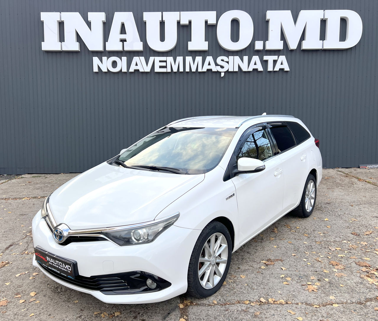 Toyota Auris 2015 г. с пробегом 218000 км, Гибрид, 8599