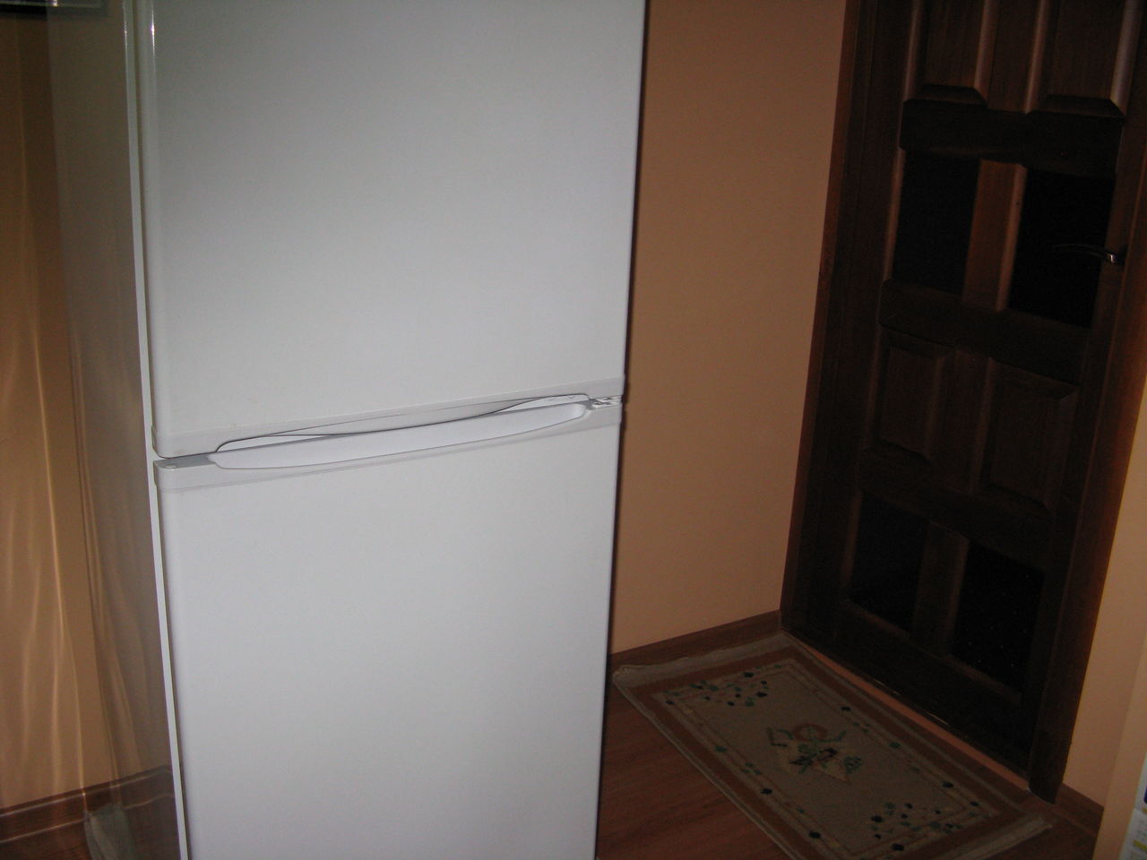 Продаю холодильник - морозильник Indesit без фреона, на запчасти.