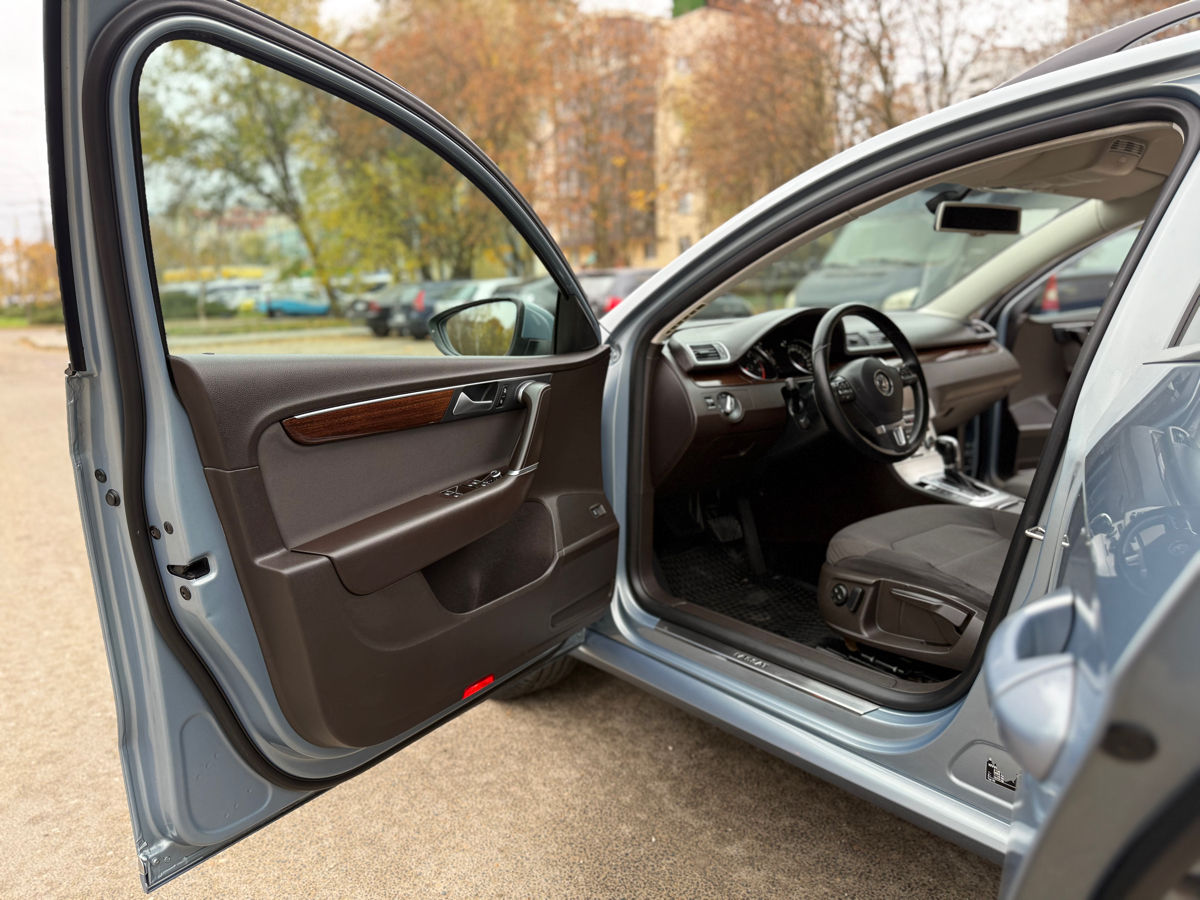 Volkswagen Passat an. 2012 cu rulaj 248154 km, Benzină, 7850