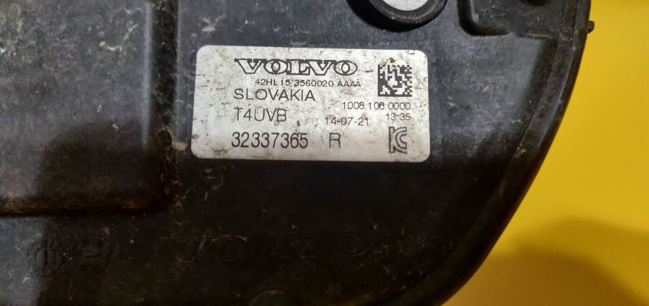 Оригинальная правая противотуманная фара Volvo XC90