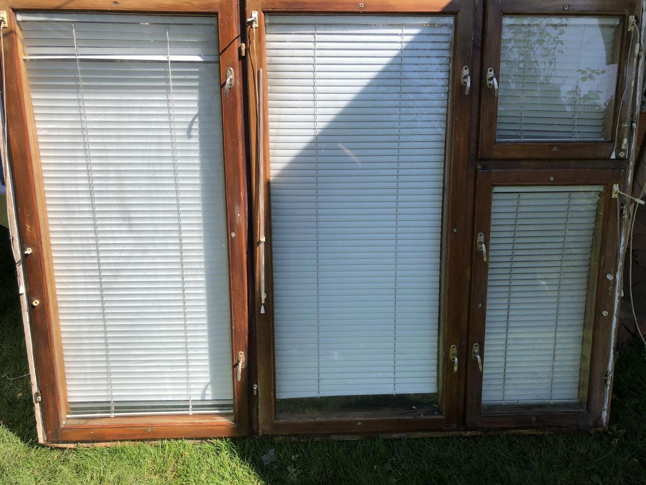 Se vind 3 ferestre duble din lemn natural