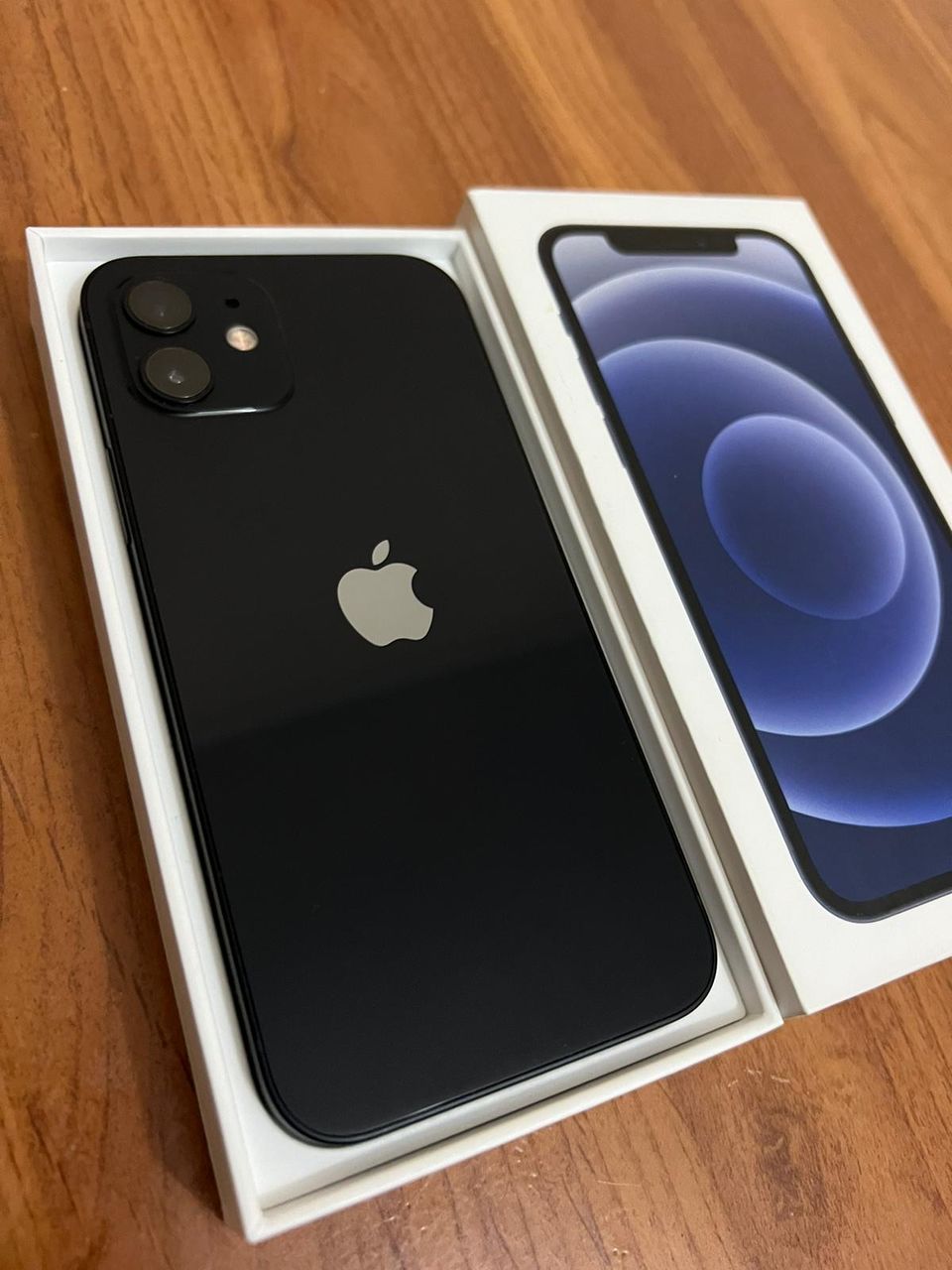 Se vinde iPhone 12, 64 GB negru