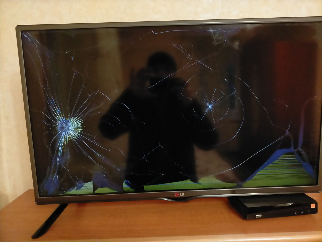 Vînd TV LG pentru piese