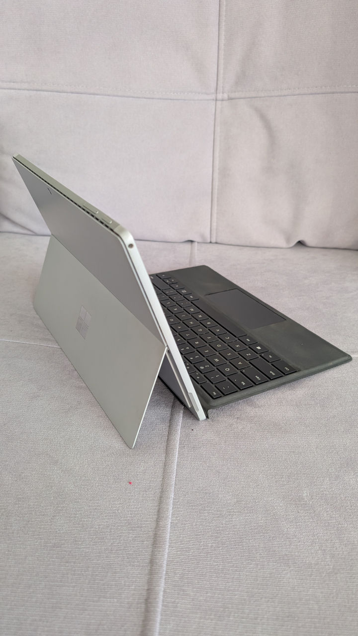 Microsoft Surface Pro 1796 12.3" i5 2.60GHz | 8GB RAM, 256GB SSD