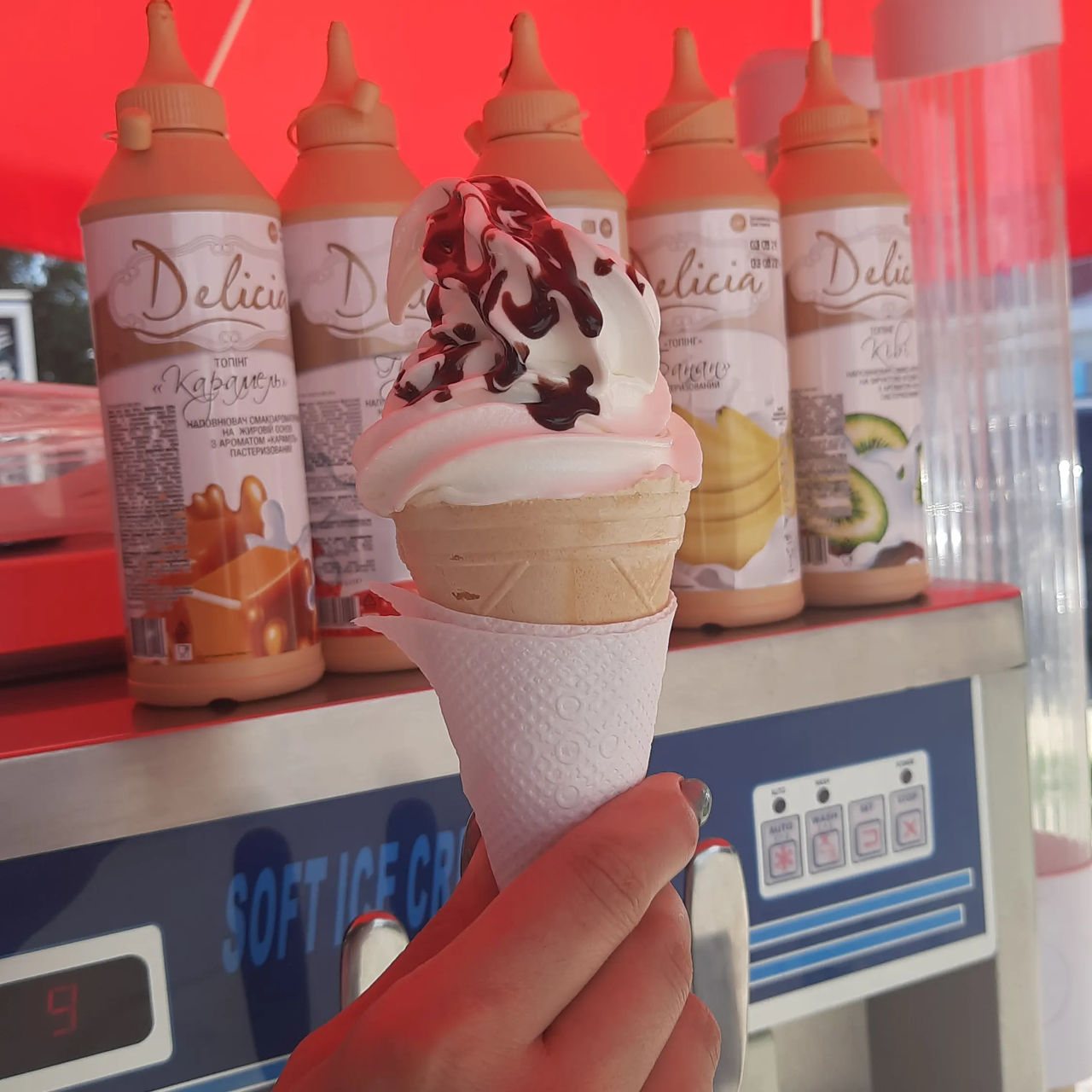 Un urs alb uriaș pentru petrecerea ta