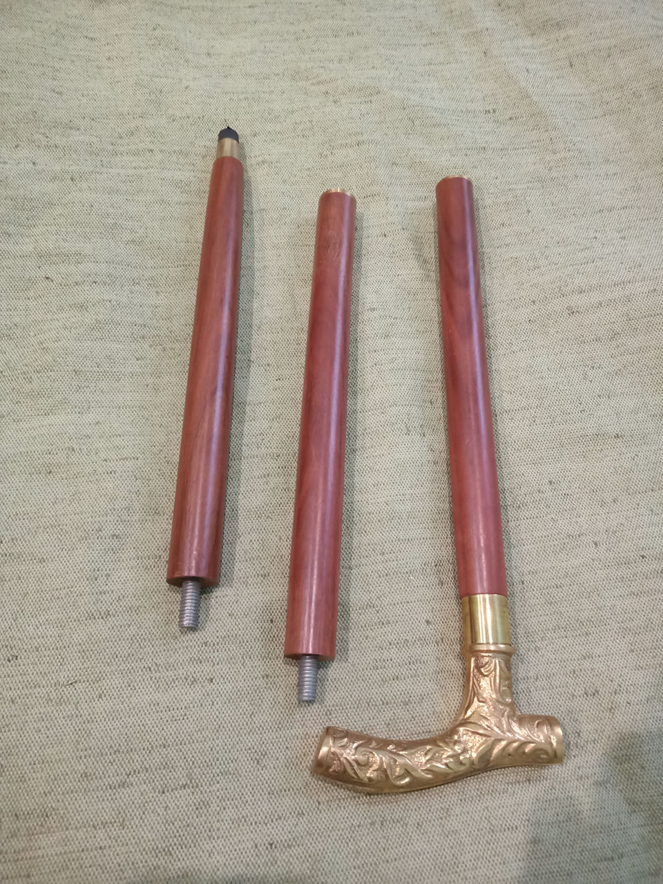 Трость, палочка для ходьбы.