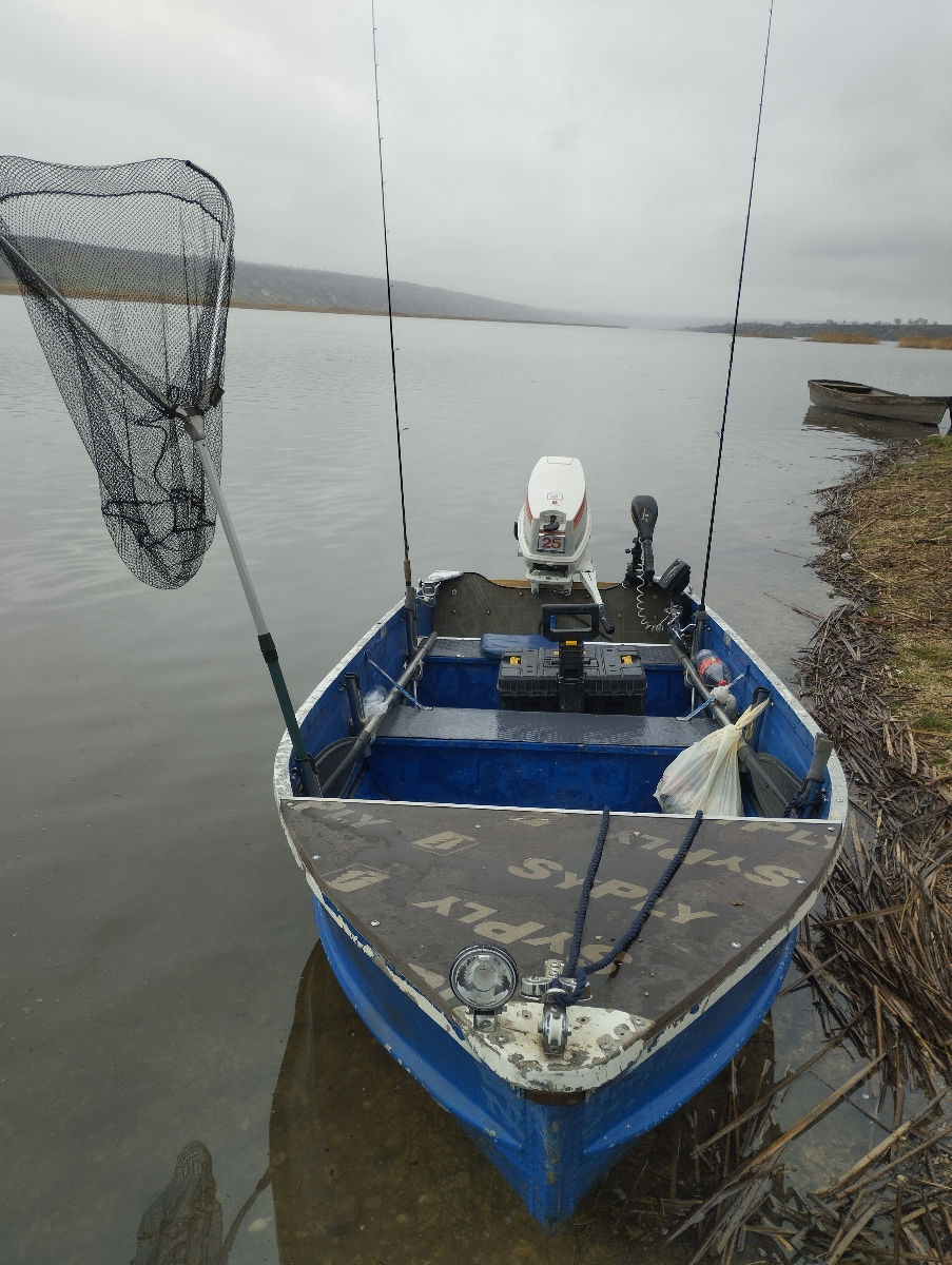 Barca cu motor si remorca