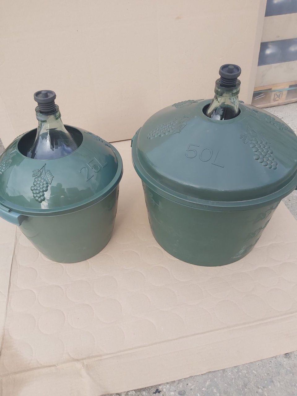 Бутыли стеклянные.