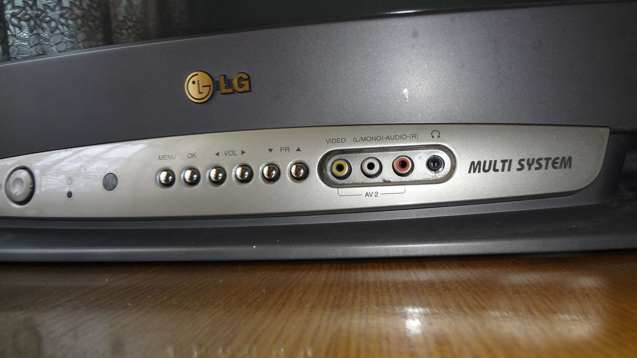 Продам телевизор LG Golden Eye II Aero Sound