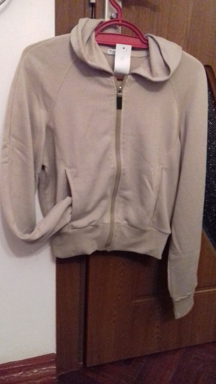 vind hanorac/nou/calduros,M;pantaloni sportivi/noi/caldurosi L;alte haine/sport,noi