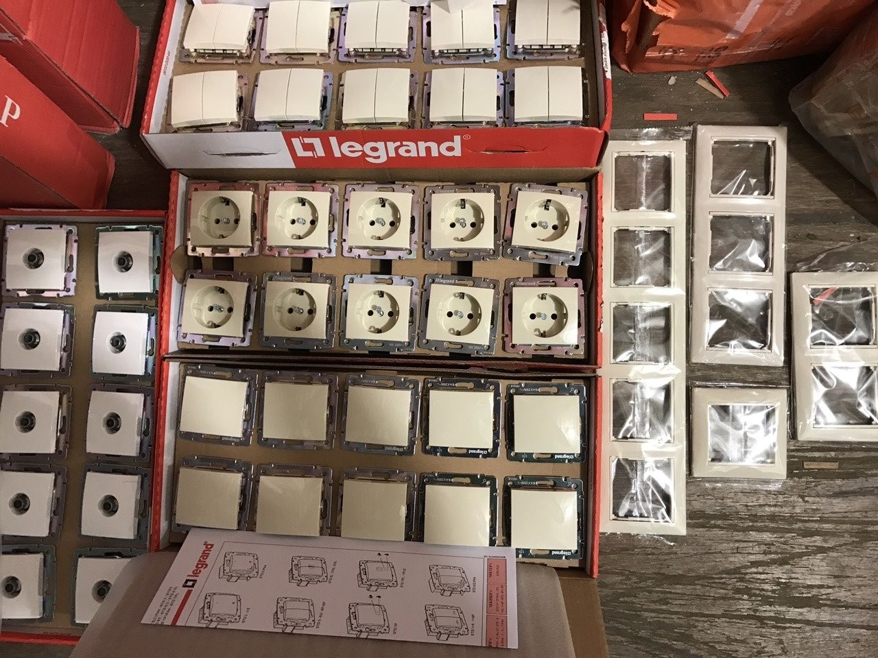 Prize Intrerupatoare Legrand Valena culoarea ALB,GRI,BEJ