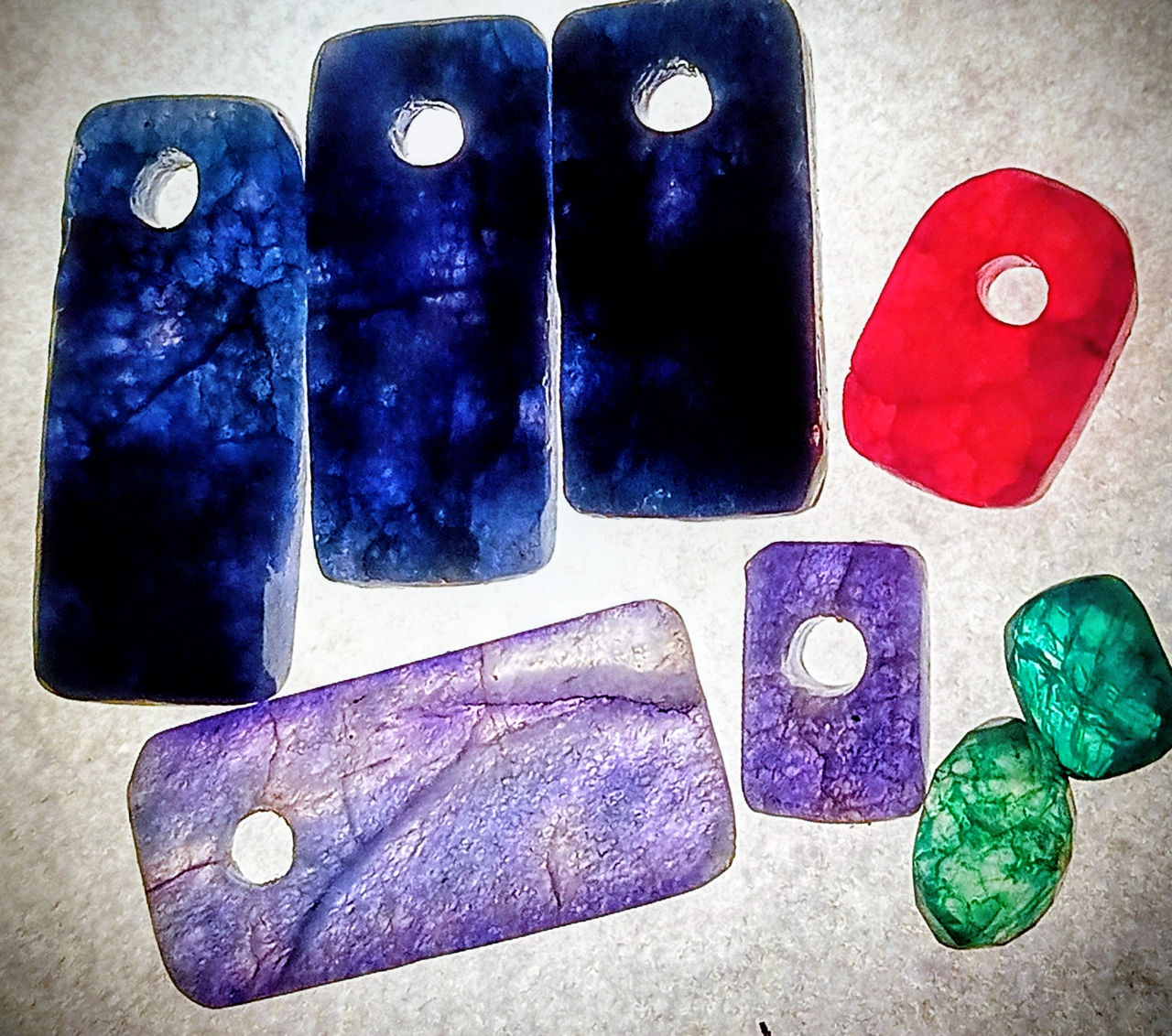 Brelocuri chei sapfire, rubine, smaralde