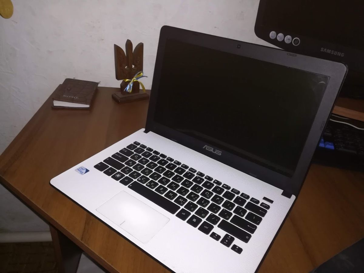 Notebook Asus x301 / intel pentium B980 2.4 Ghz / HDD 500 Gb / Ram 4 Gb / incarcator 1700 lei