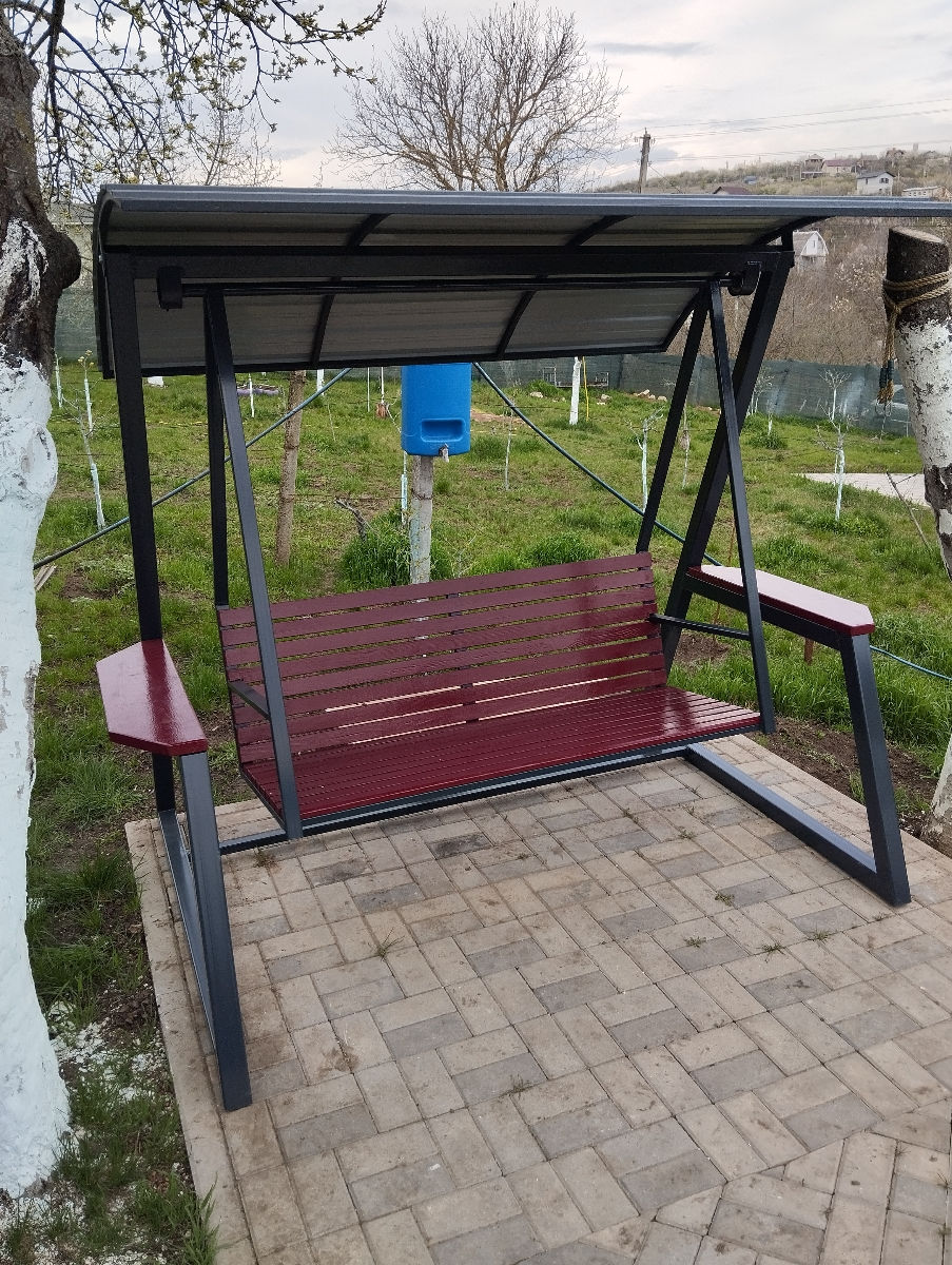 Leagan din metal si lemn.