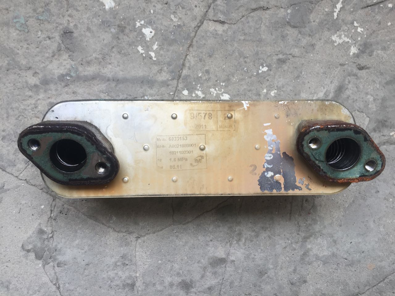 Mercedes Benz Axor Радиатор масляный теплообменник A0021888001 0021888001