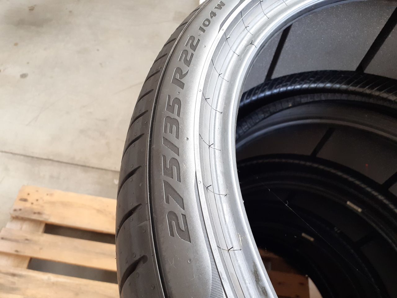 275 35 R22 Pirelli P Zero NOI