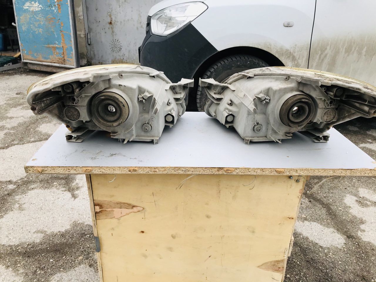 Faruri toyota yaris sedan anul 2007