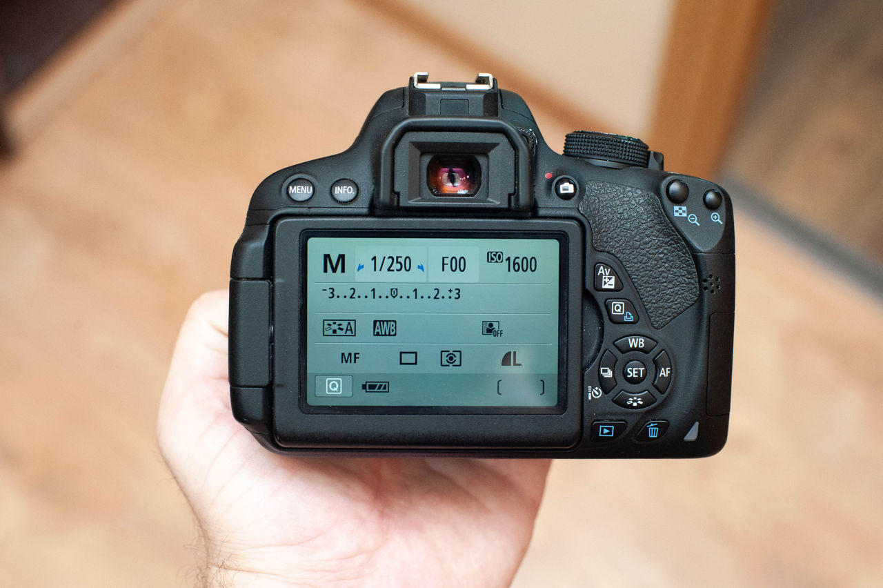 Canon 700D Kit (9000 de cadre)