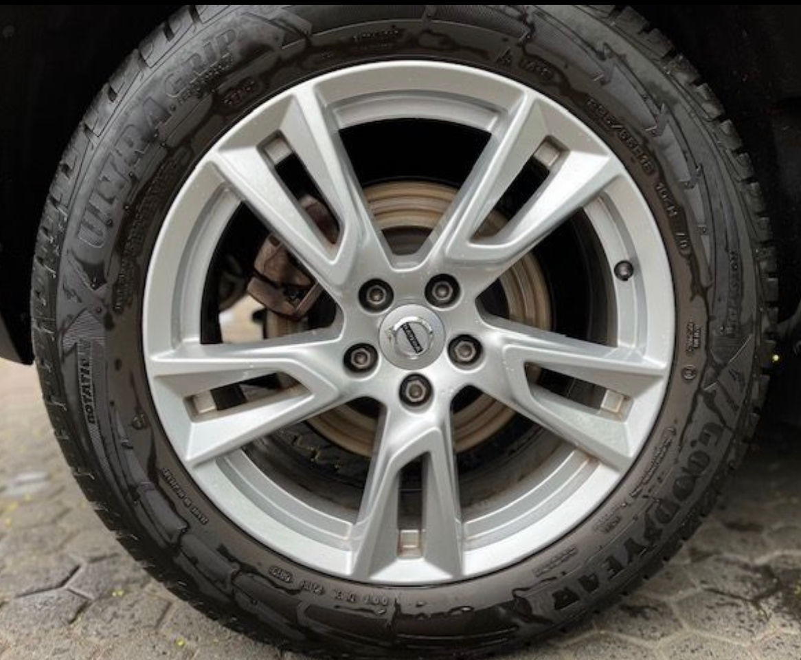 Se vind jante/discuri cu anvelope R18 Volvo