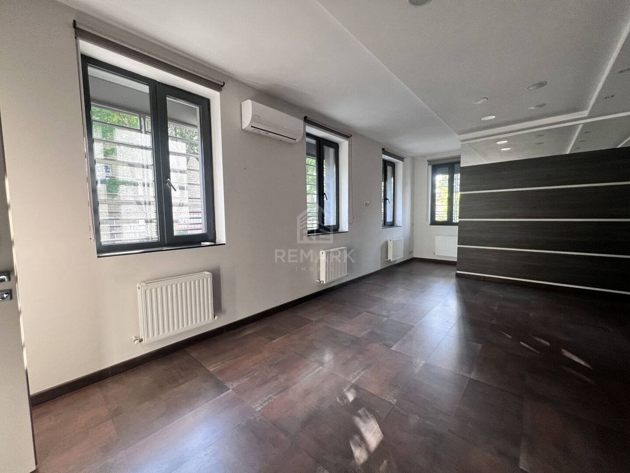 Clădire separată cu 13 birouri și 5 locuri de parcare