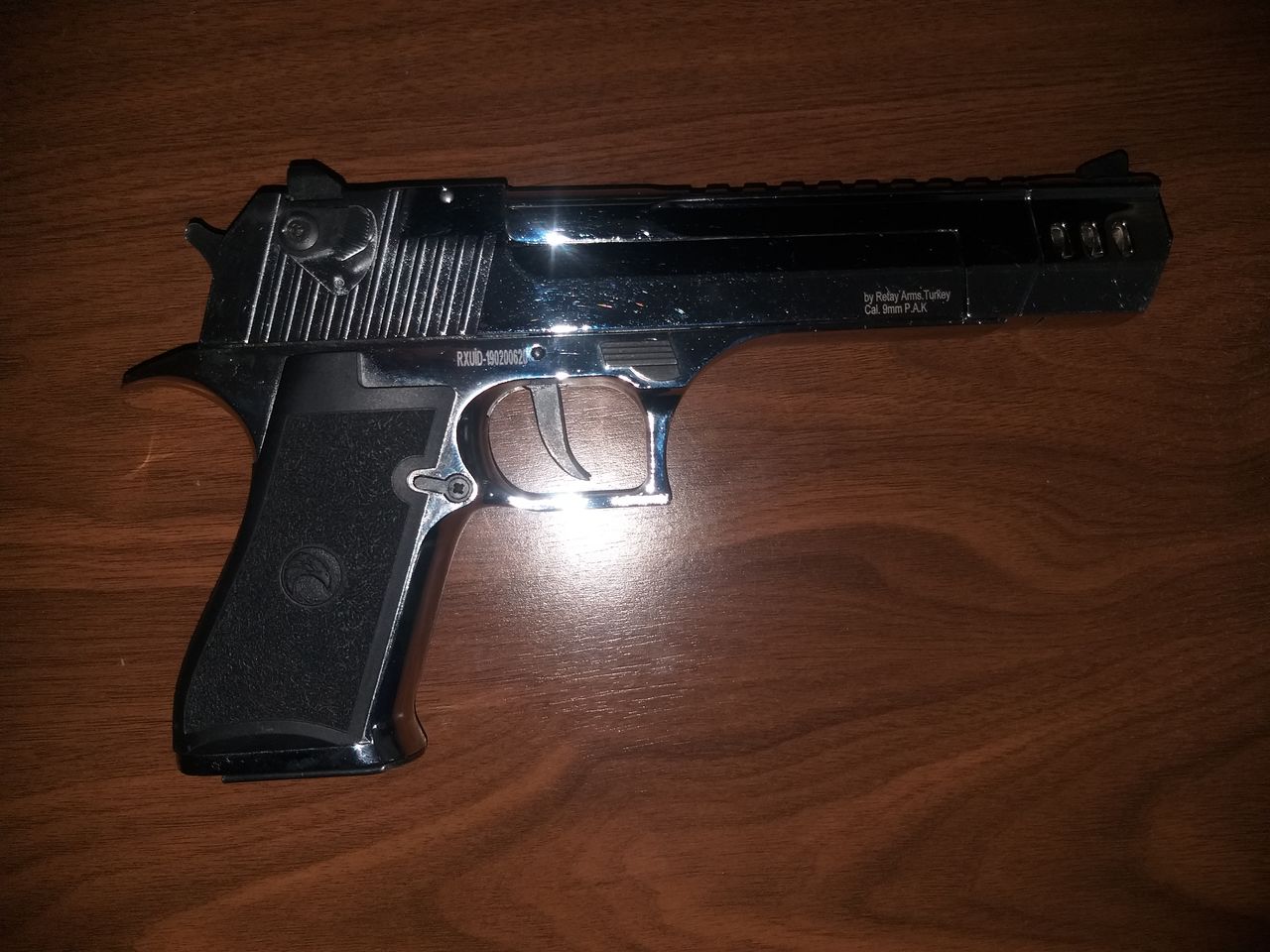 deser eagle xu pistolu e cu gloante oarbe nu necesita permis de port arma!!