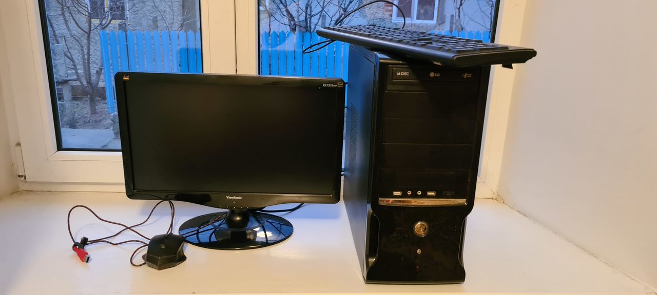 Vind calculator LG+monitor ViewSONIC intr-o stare buna!