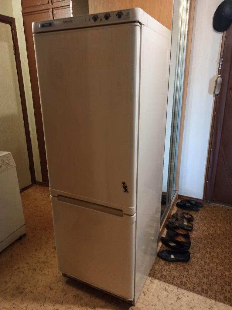 Холодильник "Zanussi" 2-камерный, 2-моторный. В идеальном состоянии