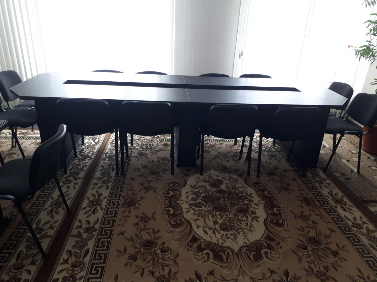 Стол офисный (для заседаний). Идеальное состояние – 5000 лей.