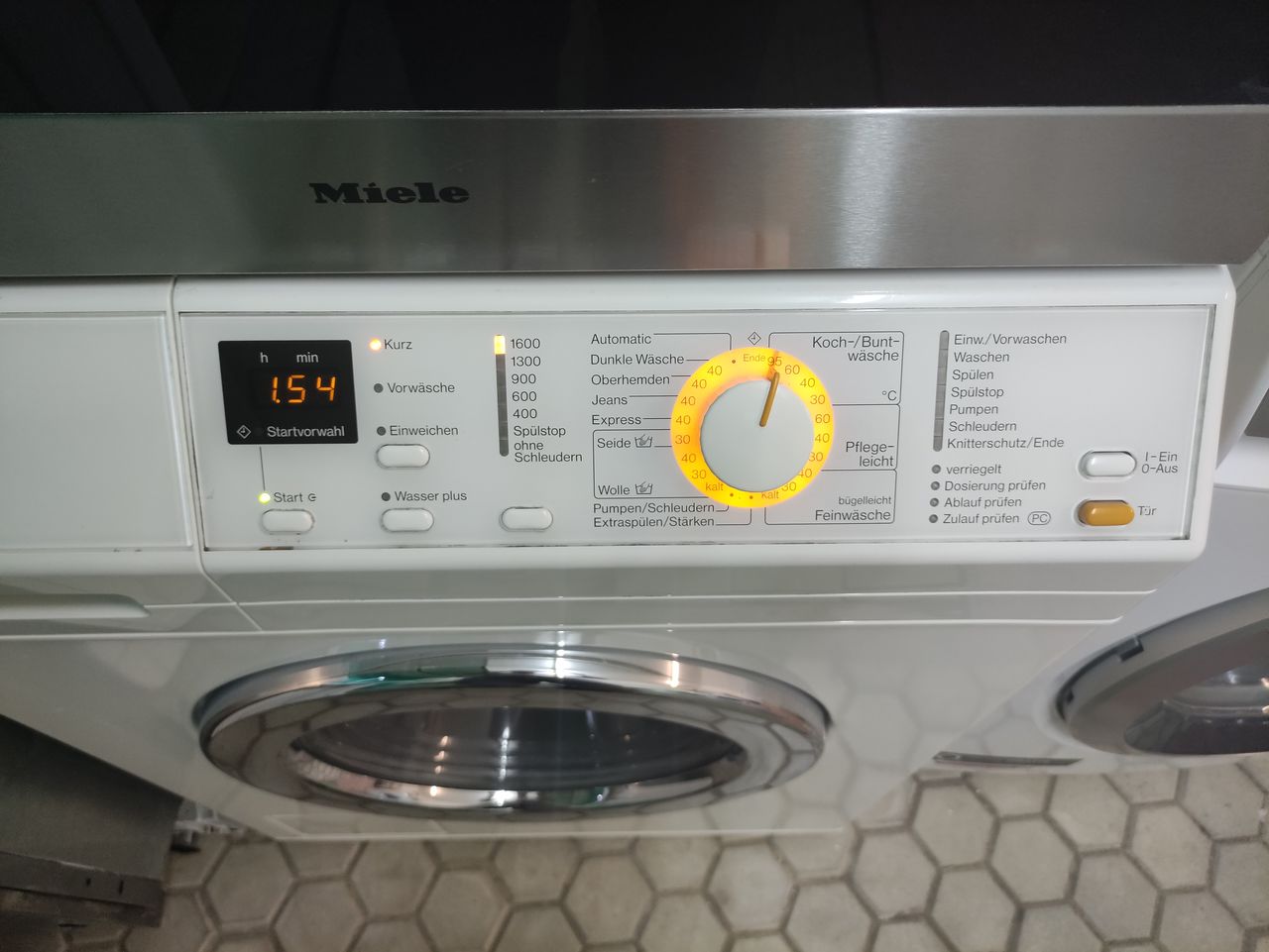 Стиралка Miele на 6 кг, работает идеально!