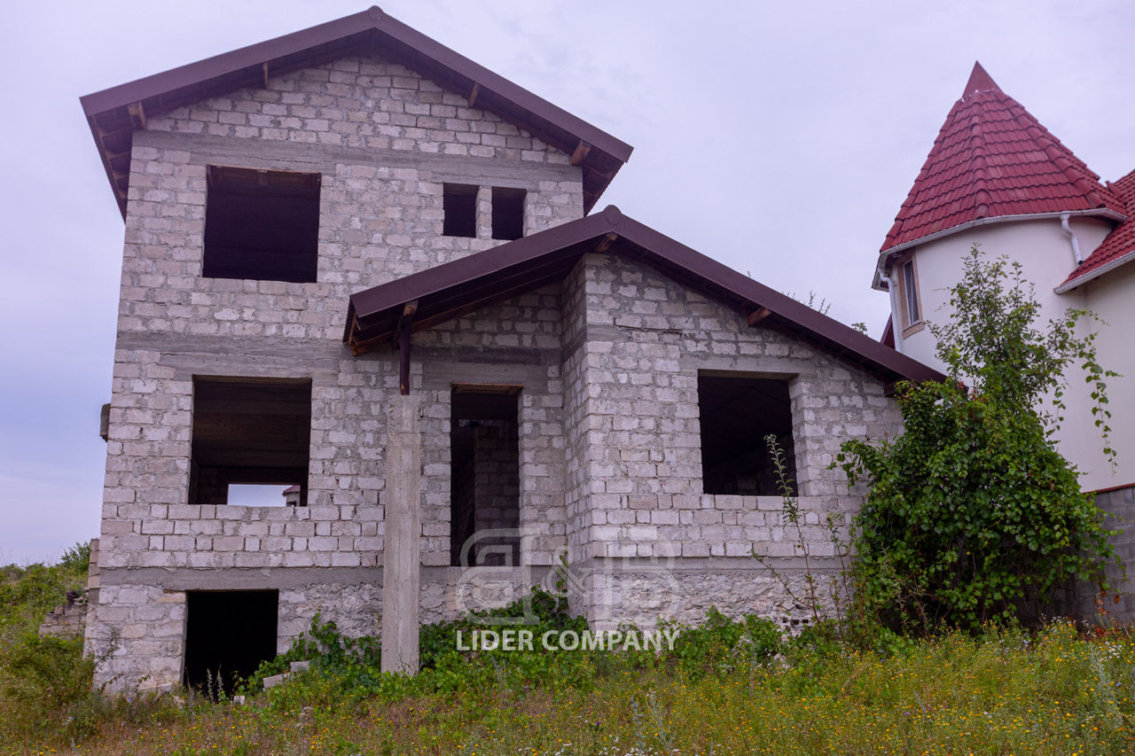 Casă nefinisată de vânzare – comuna Băcioi