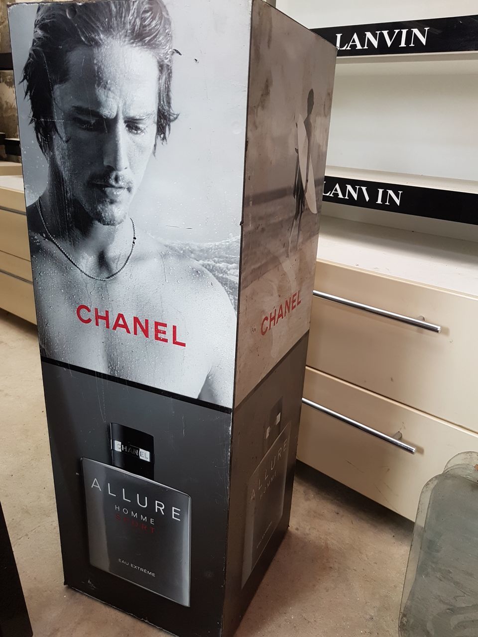 recepie, tablouri, cuburi decorative, rafturi cu iluminarea marfei