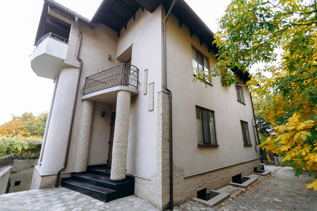 Casă în 3 nivele (Buiucani, Ion Pelivan, 17 ari / 303 m2)