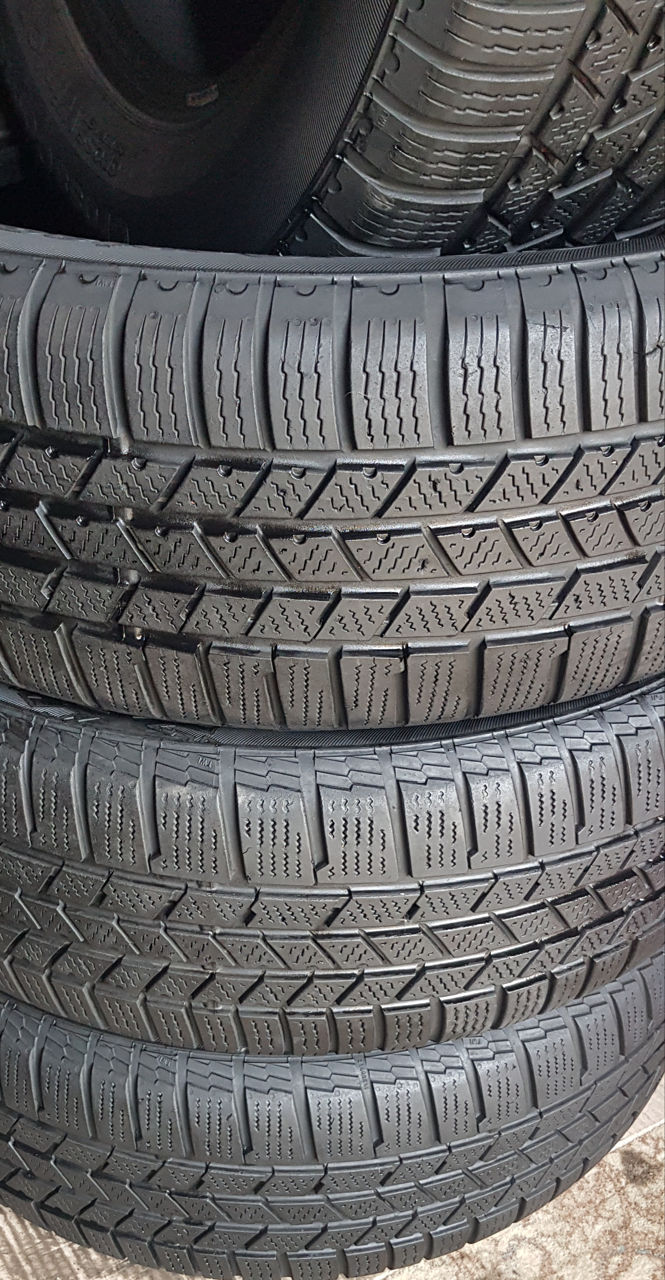 235/60R17 Continental